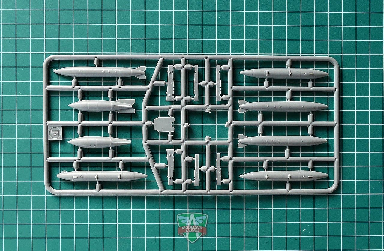 Modelsvit - 72002 - Sukhoi Su-7BMK (Export version) - 1/72 Scale Model